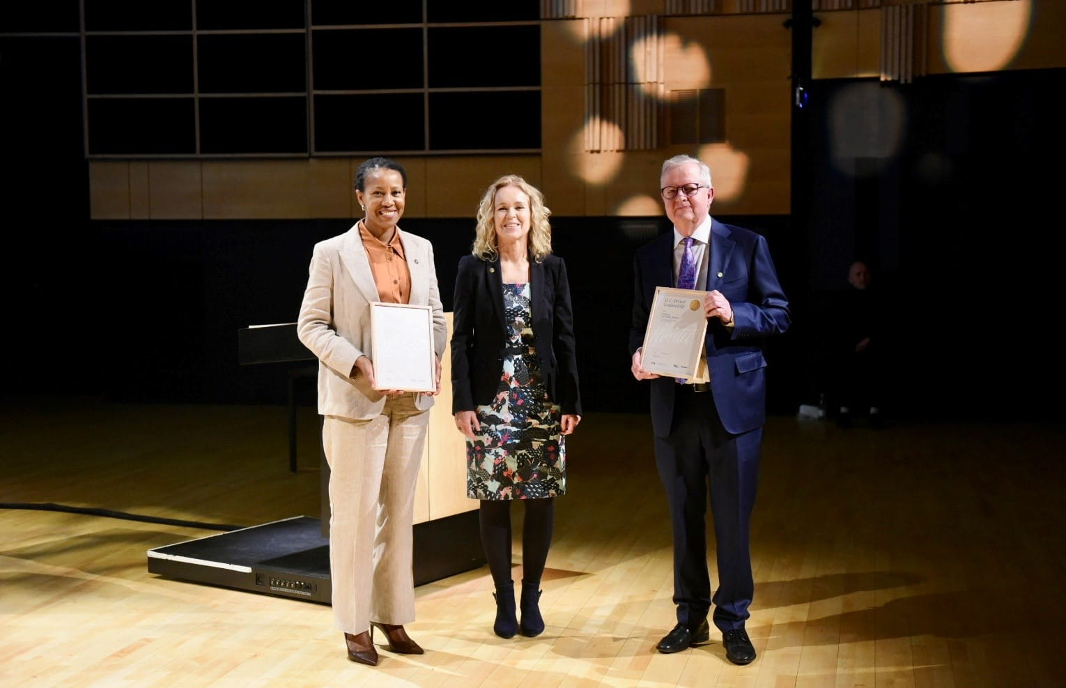 H.M. Kong Frederik overrakte H.C. Ørsted Guldmedaljen til forskere bag ...